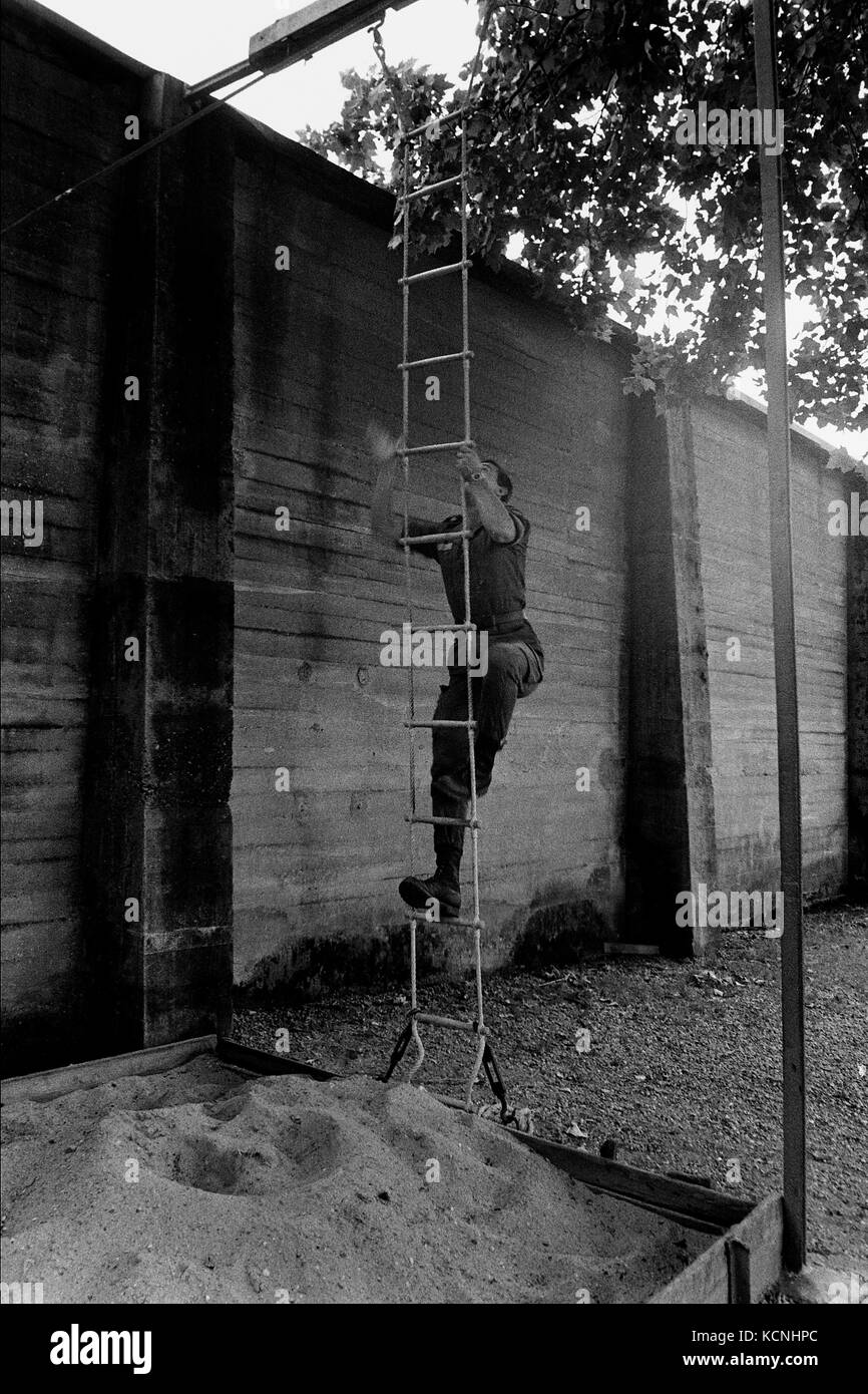 Soldier practices Black and White Stock Photos & Images - Alamy