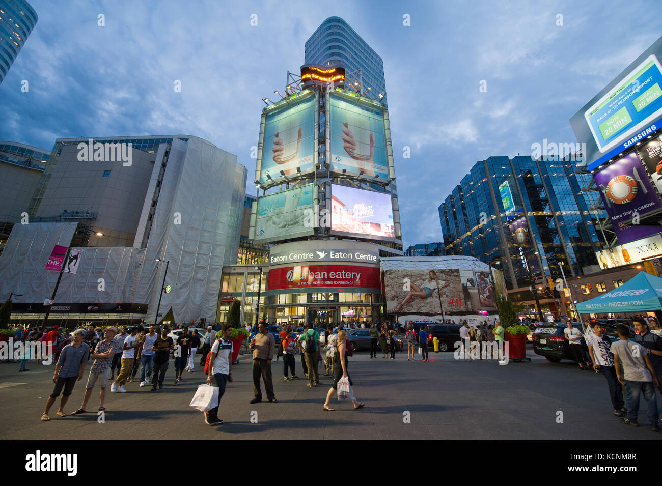 Dundas square toronto hi-res stock photography and images - Alamy