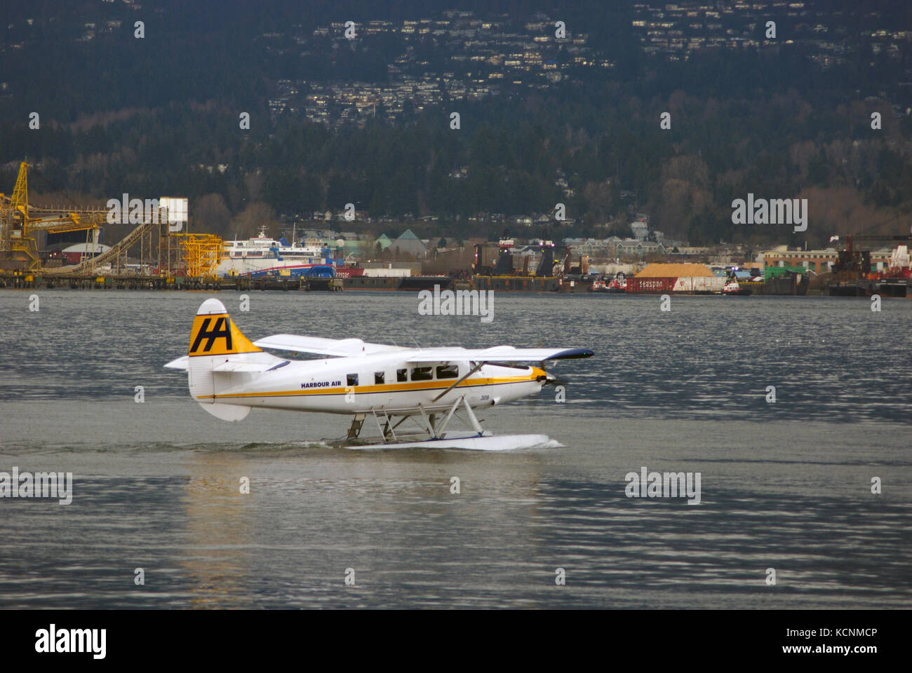 Hydroplane landing in Coal Harbour after flight to Victoria, BC ...