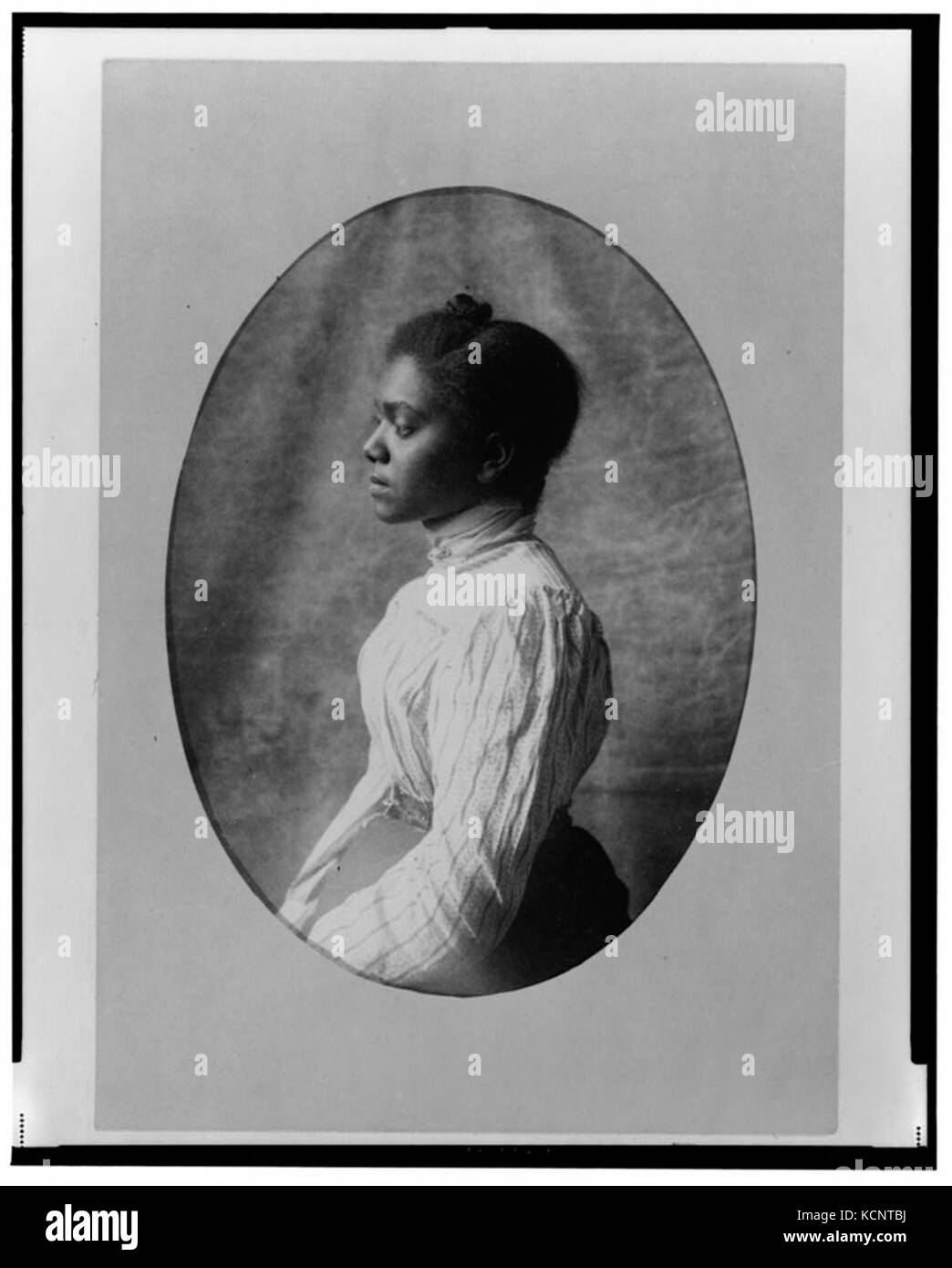 Left profile hi-res stock photography and images - Alamy