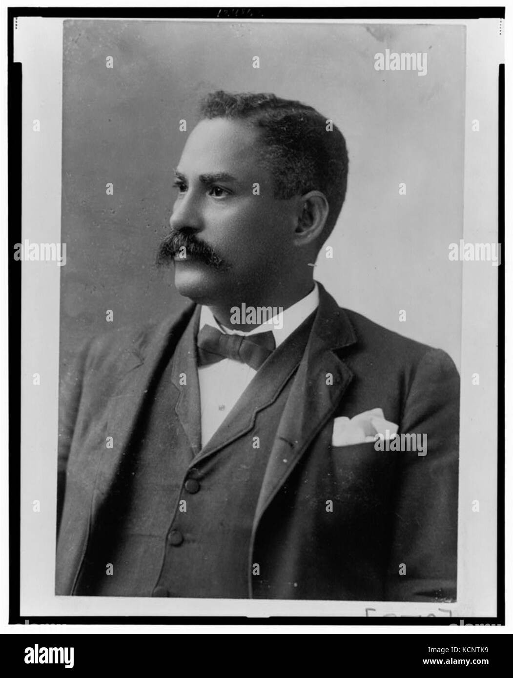 Man facing left hi-res stock photography and images - Alamy