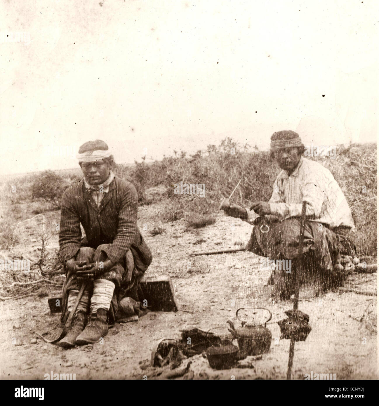 Argentina Mapuches tomando mate en la pampa Stock Photo - Alamy