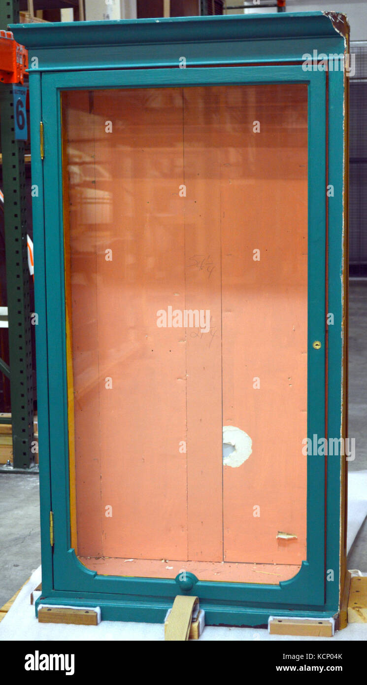 Firearms showcase hi-res stock photography and images - Alamy