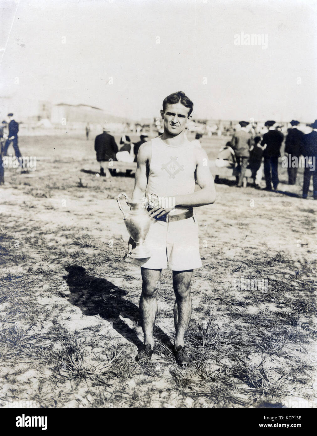 Archie Hahn of the Milwaukee Athletic Club with the special prize for ...