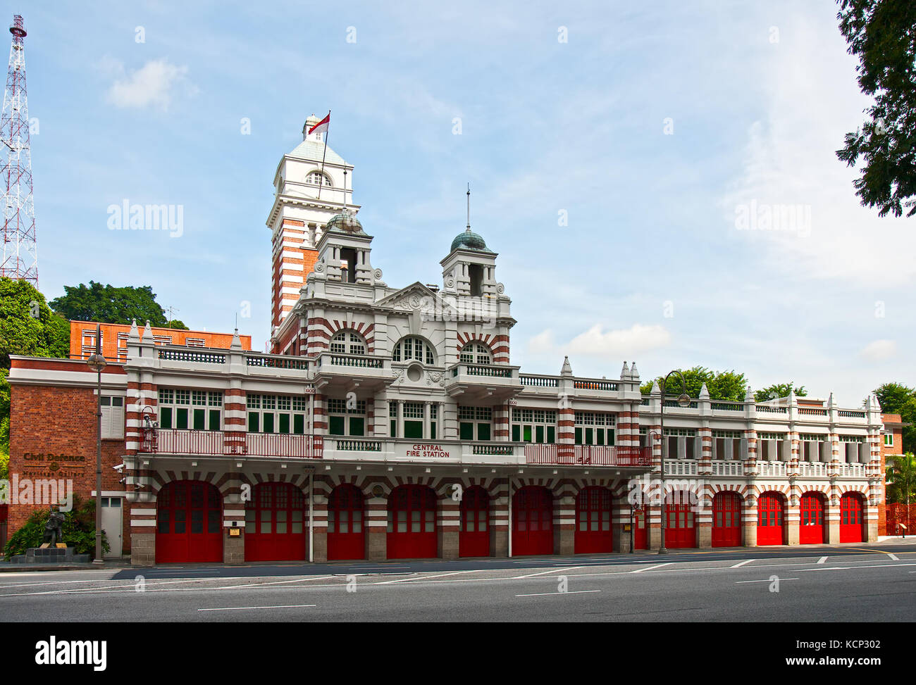 Red building singapore hi-res stock photography and images - Alamy