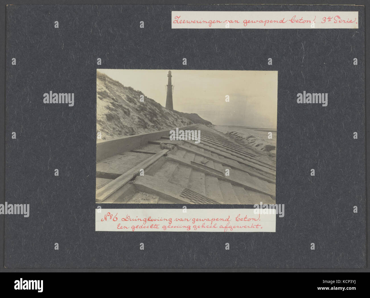 Duinglooiing van gewapend beton. Een gedeelte van de glooiing geheel ...