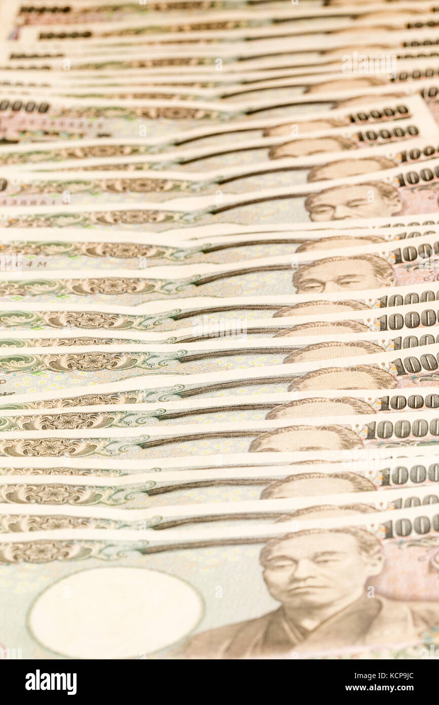 Japanese banknotes. Line of overlapping 10,000 Yen notes on white ...