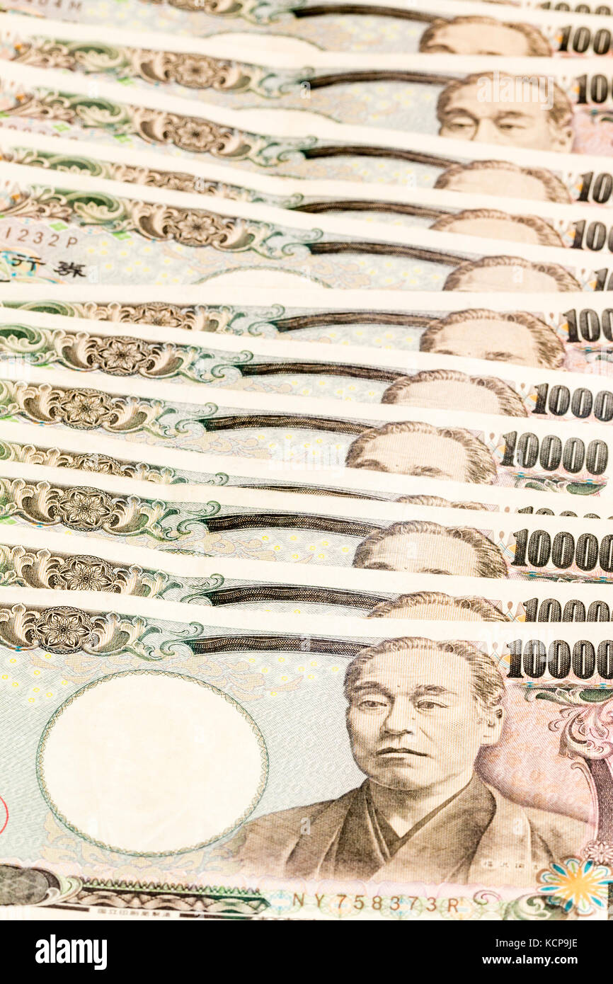 Japanese banknotes. Line of overlapping 10,000 Yen notes on white ...