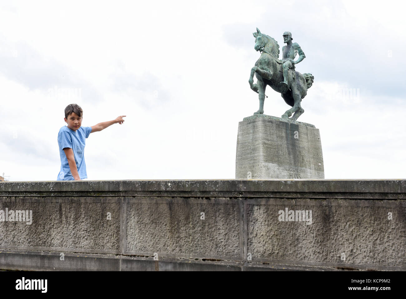 Bronze statue pointing boy hi-res stock photography and images - Alamy