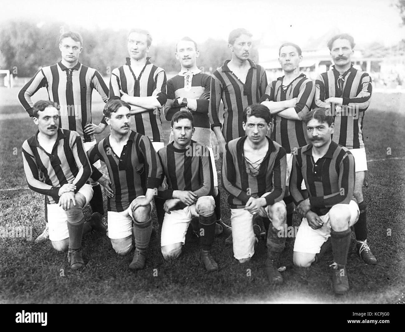 Equipe de football du CA XIVe le 12 octobre 1913 Stock Photo - Alamy