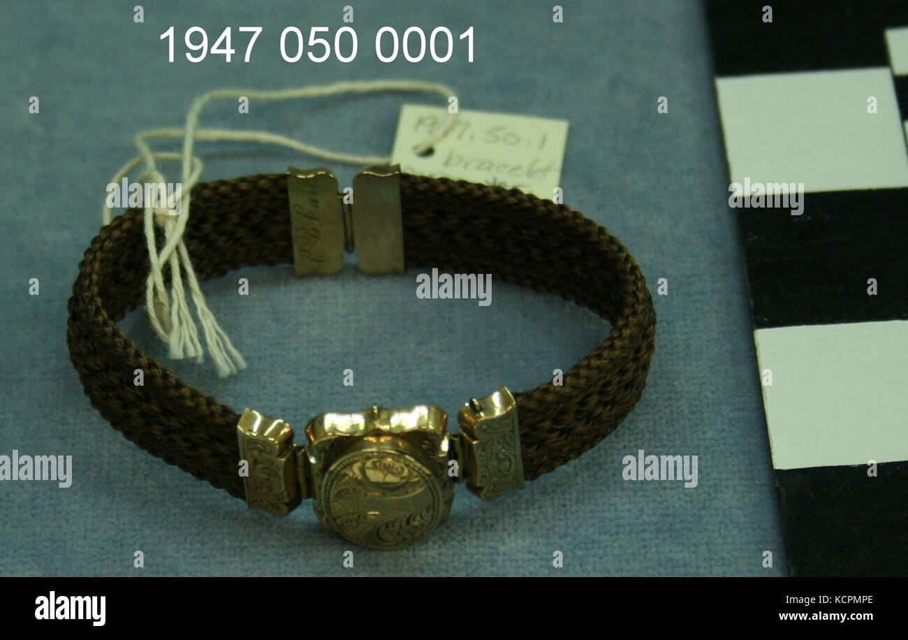 Vintage antique gold bracelet hi-res stock photography and images - Alamy