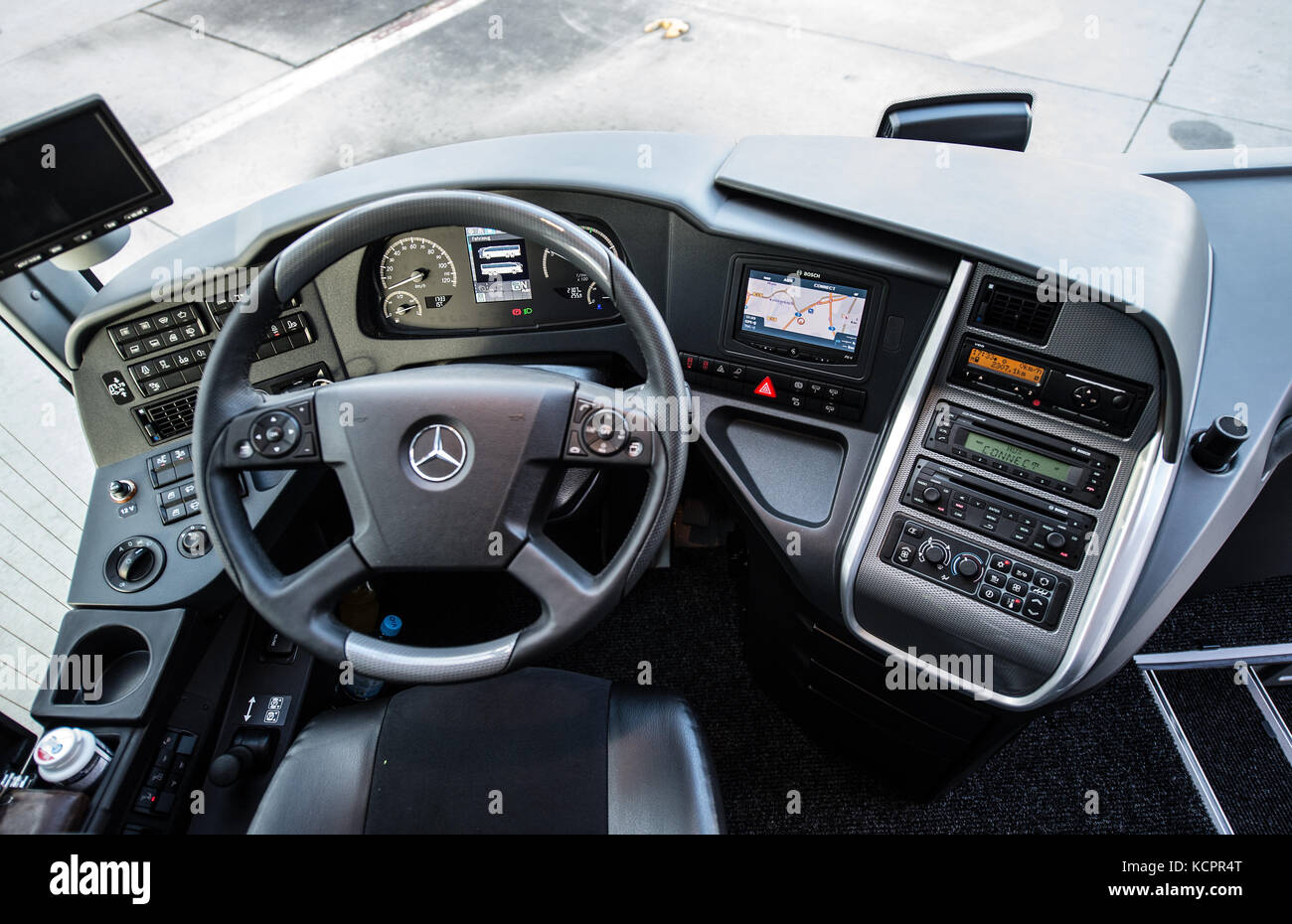 Das Cockpit des neuen Busses. Zur vorzeitigen WM-Qualifikation bekommt ...