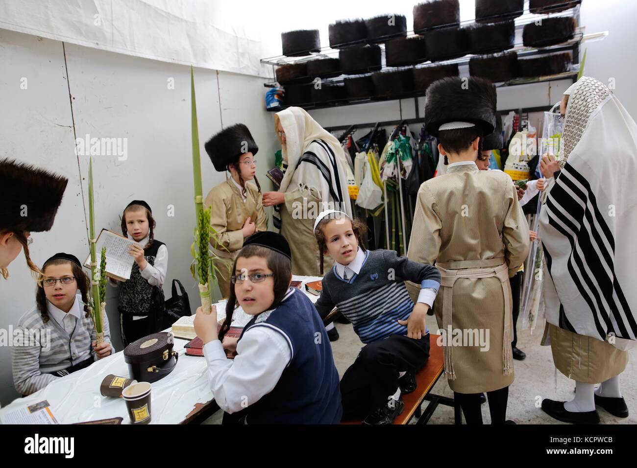 Jerusalem. 6th Oct, 2017. Ultra-Orthodox Jews celebrate the Jewish ...