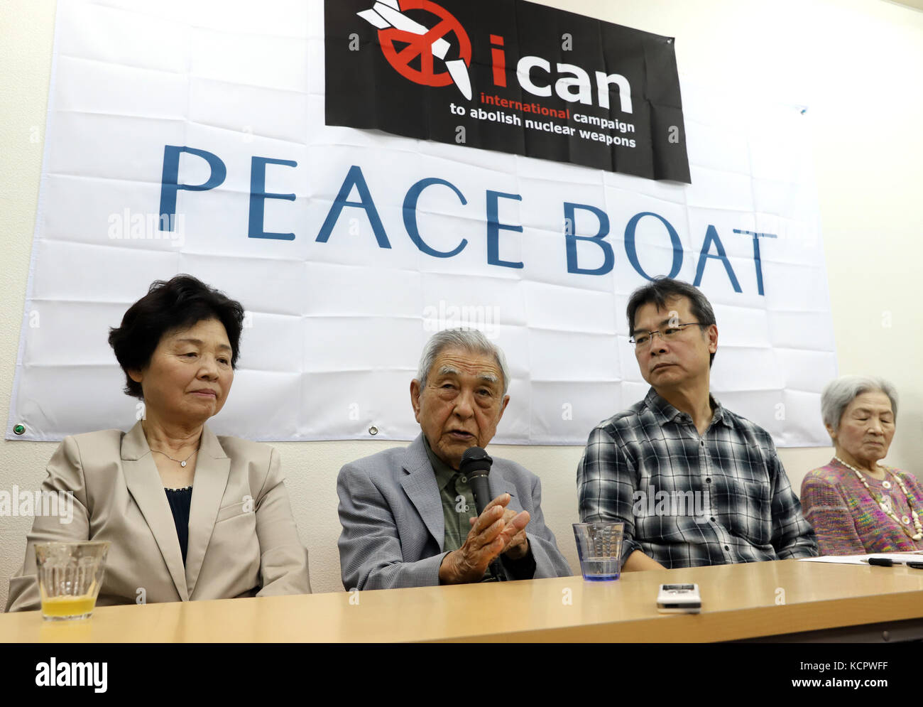 Tokyo, Japan. 6th Oct, 2017. An A-bomb survivor Nobuo Miyake (2nd L ...