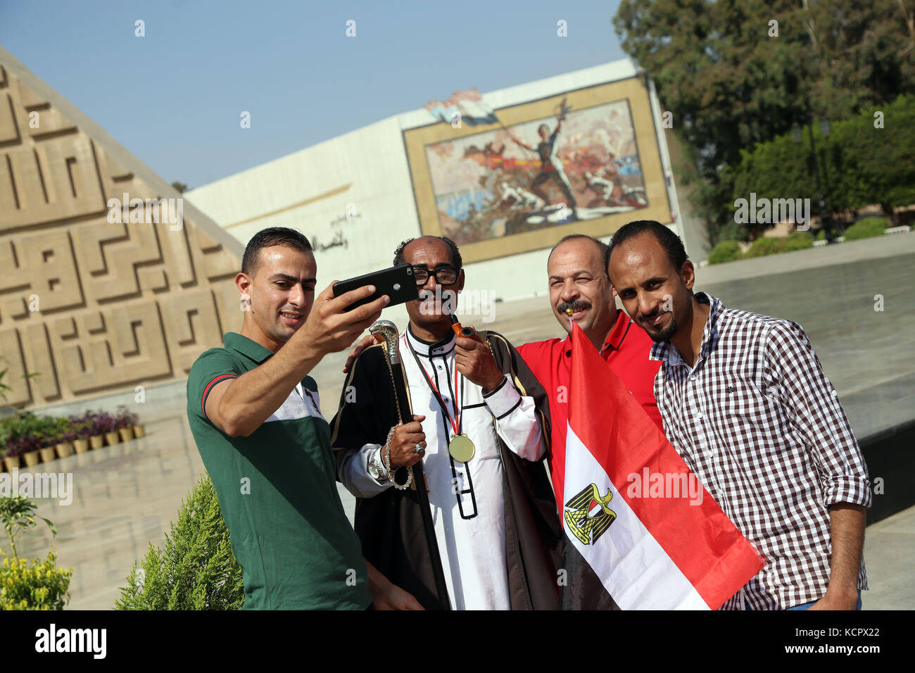 Cairo, Egypt. 6th Oct, 2017. People take selfies at the Sadat Memorial ...