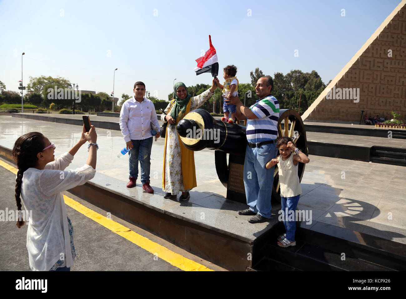 Cairo, Egypt. 6th Oct, 2017. People visit the Sadat Memorial on the ...