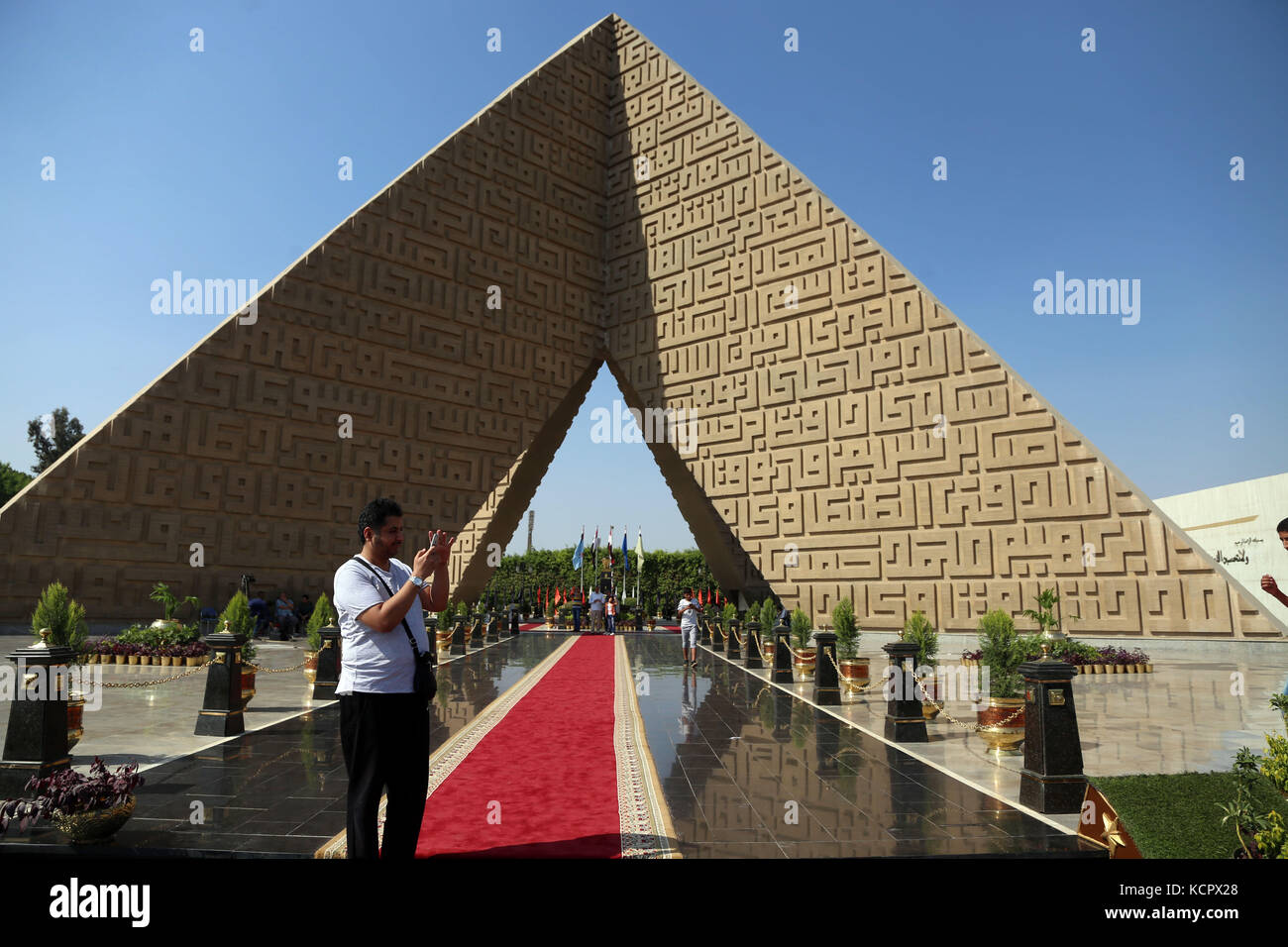 Cairo, Egypt. 6th Oct, 2017. A man takes photos at the Sadat Memorial ...