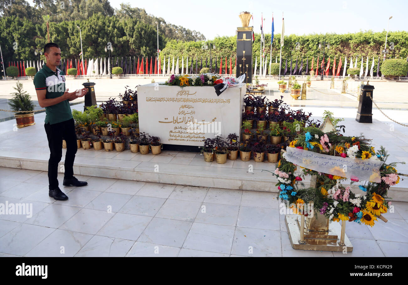 Cairo, Egypt. 6th Oct, 2017. A man visits the Sadat Memorial on the ...