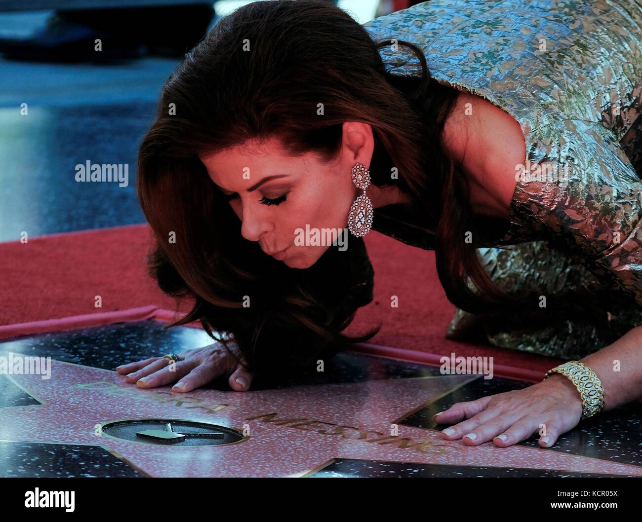 Los Angeles, USA. 5th Oct, 2017. Actress Debra Messing poses after ...