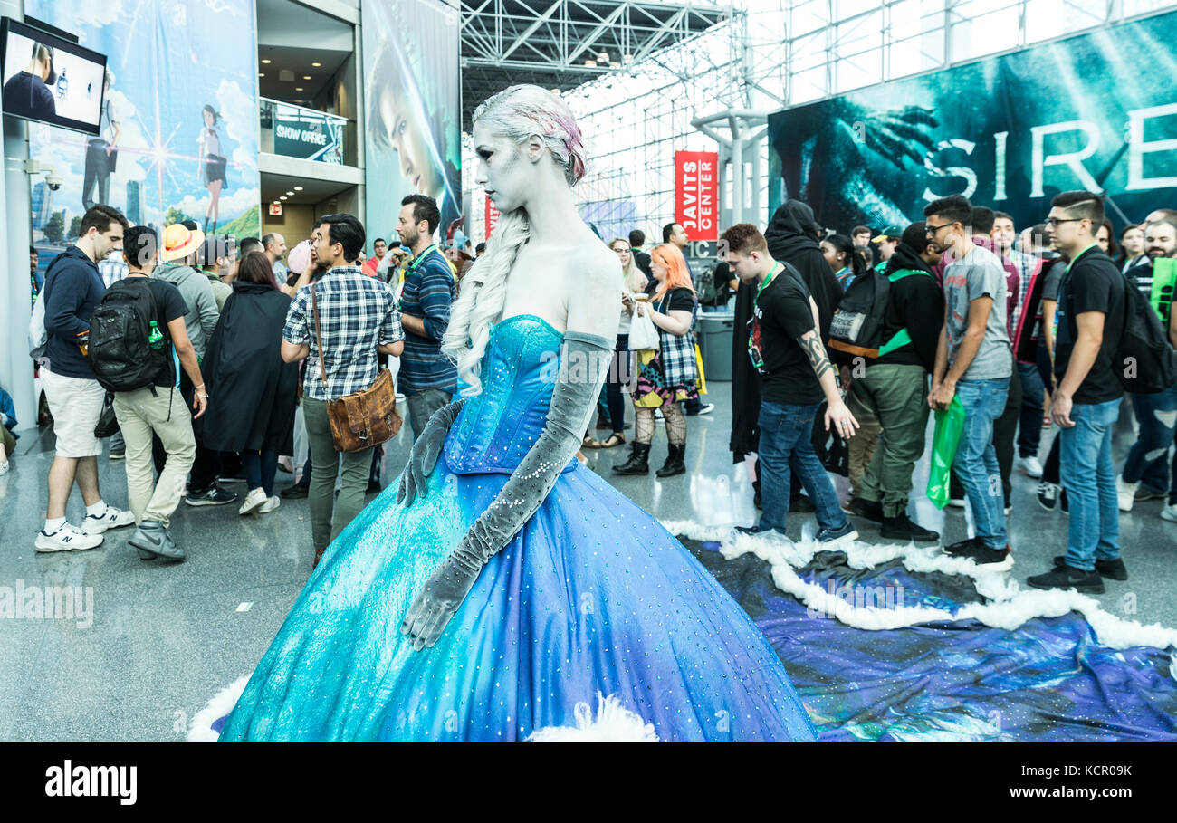 New York, United States. 06th Oct, 2017. Model Elizabeth Mooney ...