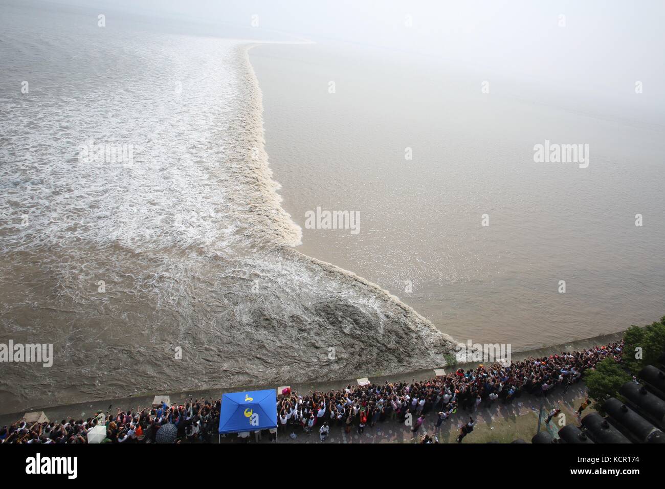 Haining, China's Zhejiang Province. 7th Oct, 2017. People watch Stock ...