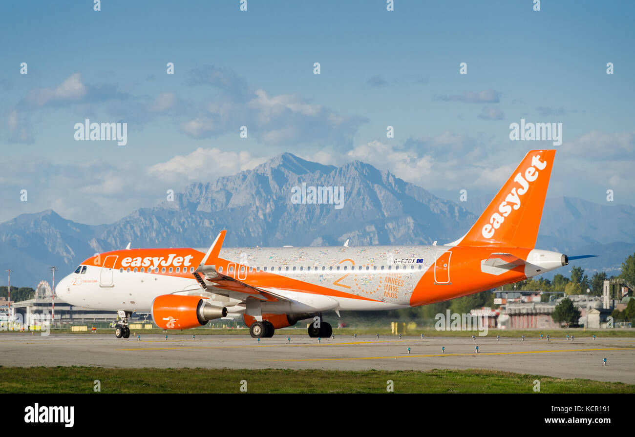 Easyjet airbus blue sky background hi-res stock photography and images ...