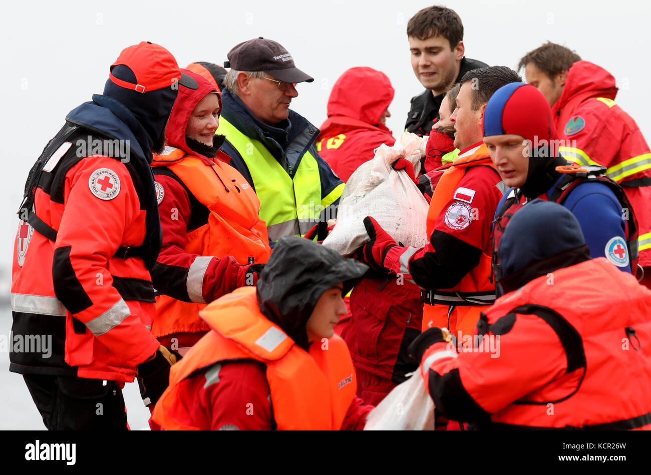 Rostock, Germany. 7th Oct, 2017. Members of a several regional lifeboat ...