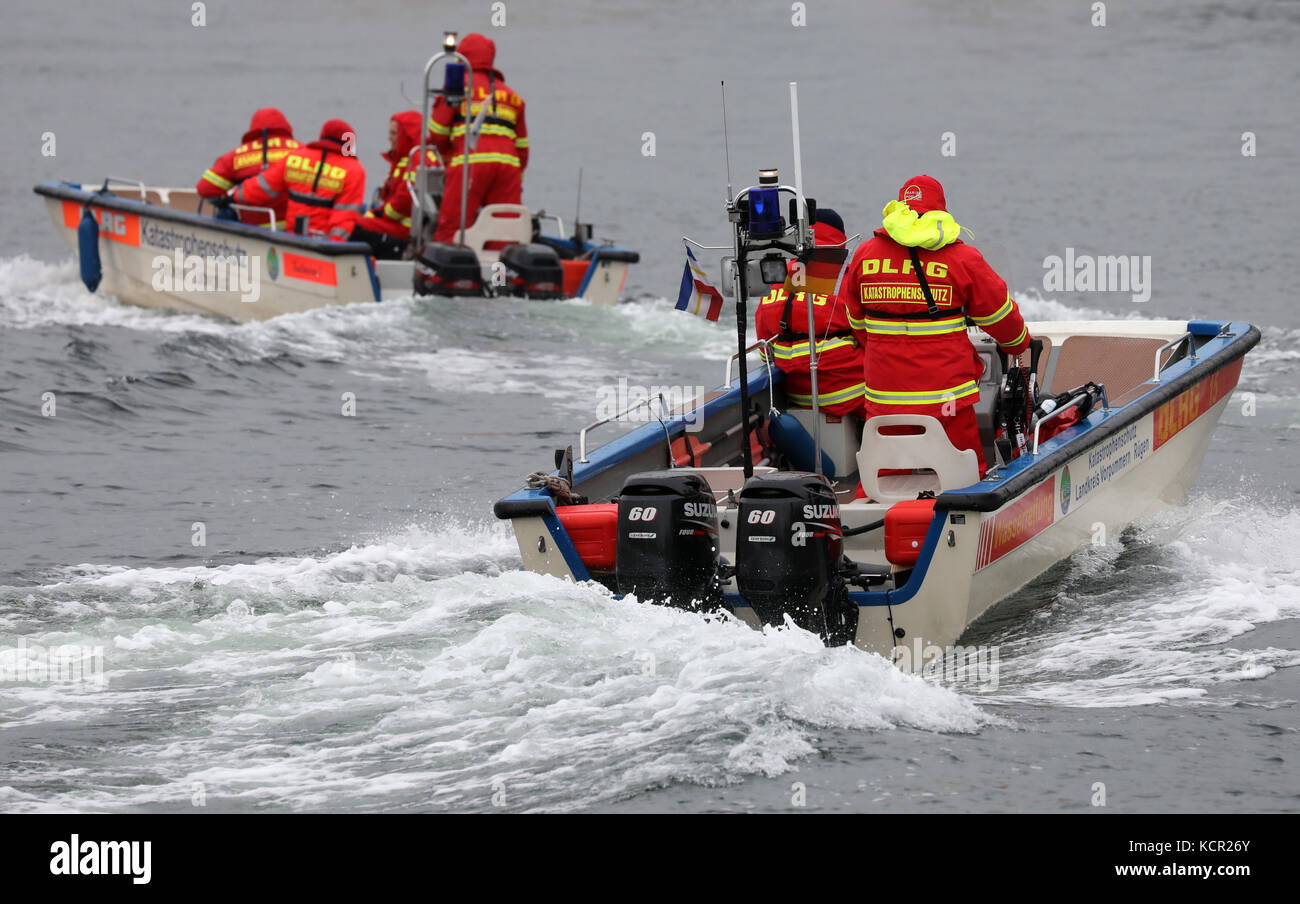 Rostock, Germany. 7th Oct, 2017. Members of a several regional lifeboat ...