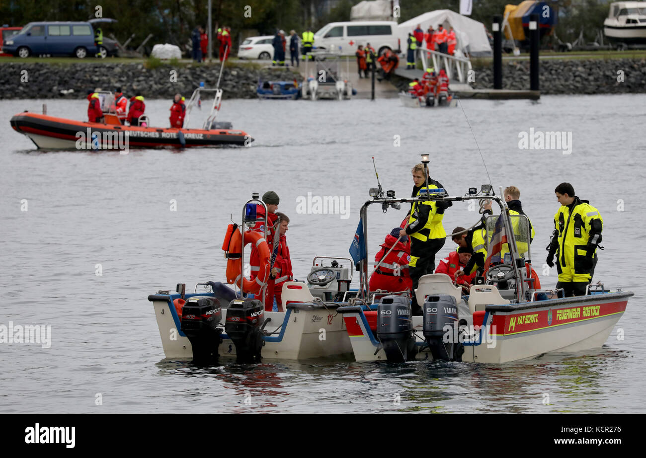 Rostock, Germany. 7th Oct, 2017. Members of a several regional lifeboat ...