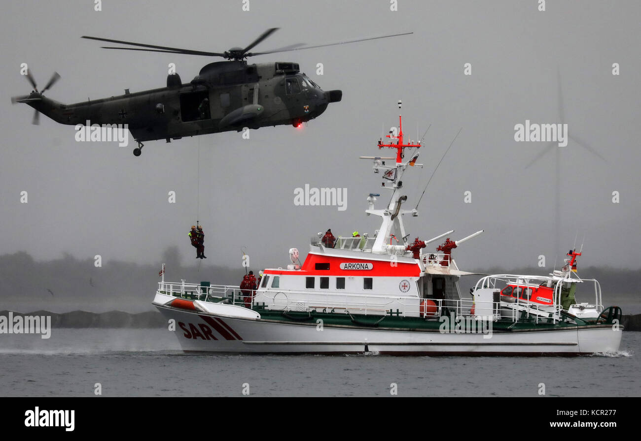 Rostock, Germany. 7th Oct, 2017. Members of a several regional lifeboat ...