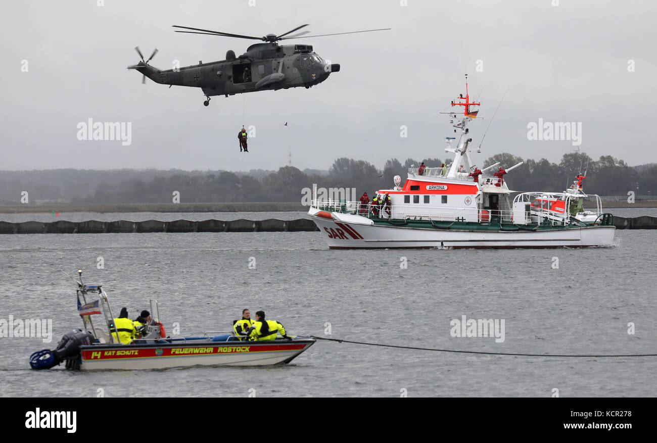 Rostock, Germany. 7th Oct, 2017. Members of a several regional lifeboat ...