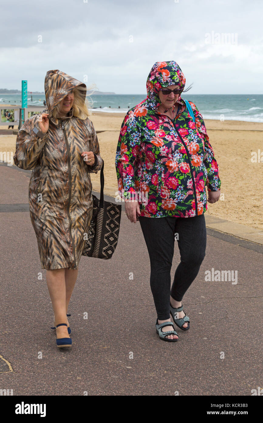 Two woman walking along bournemouth seafront hi-res stock photography ...