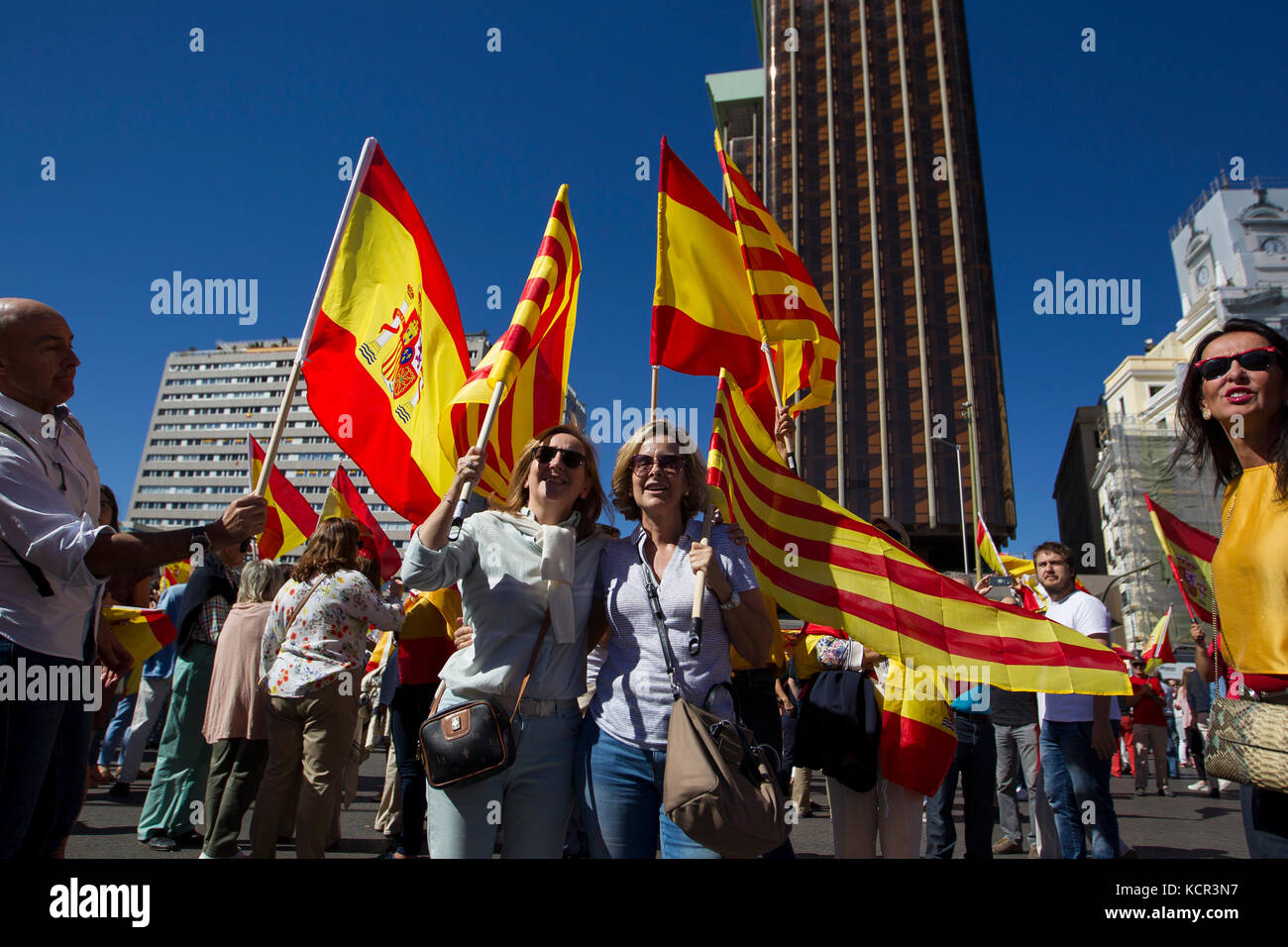 Madrid, Spain. 07th Oct, 2017. Demonstrators gather carrying Spanish ...
