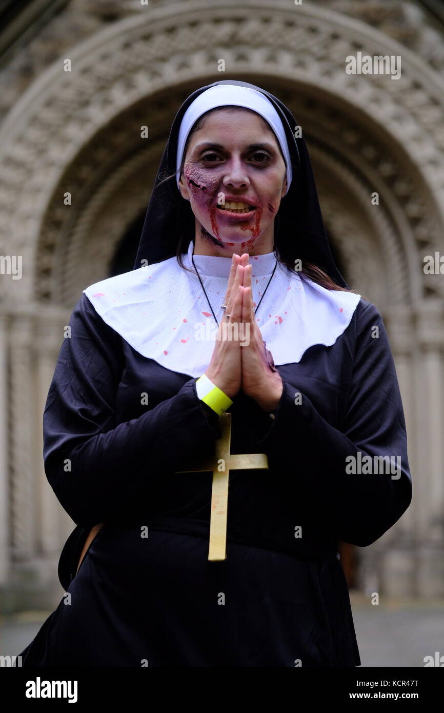 Helping homeless in london hi-res stock photography and images - Alamy