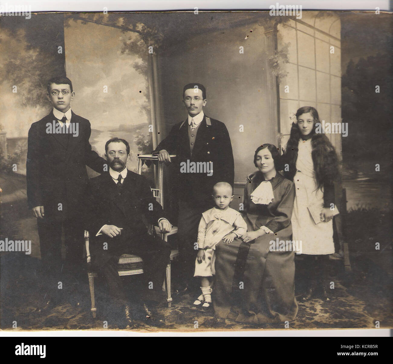 Avraham Cholodenko and his family, Kiev 1915 Stock Photo - Alamy