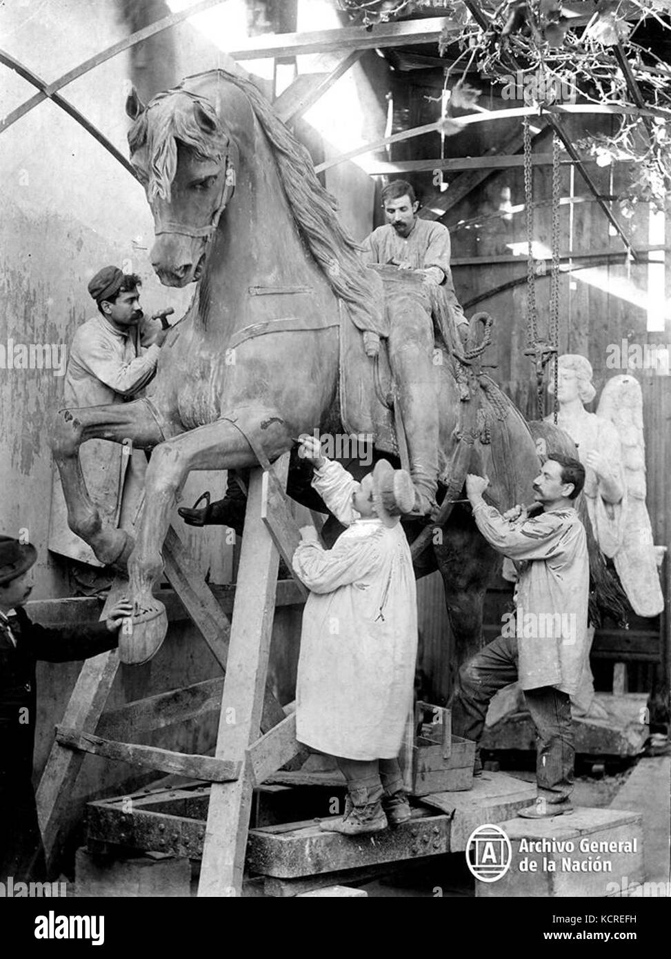 Escultores monum san martin Stock Photo - Alamy