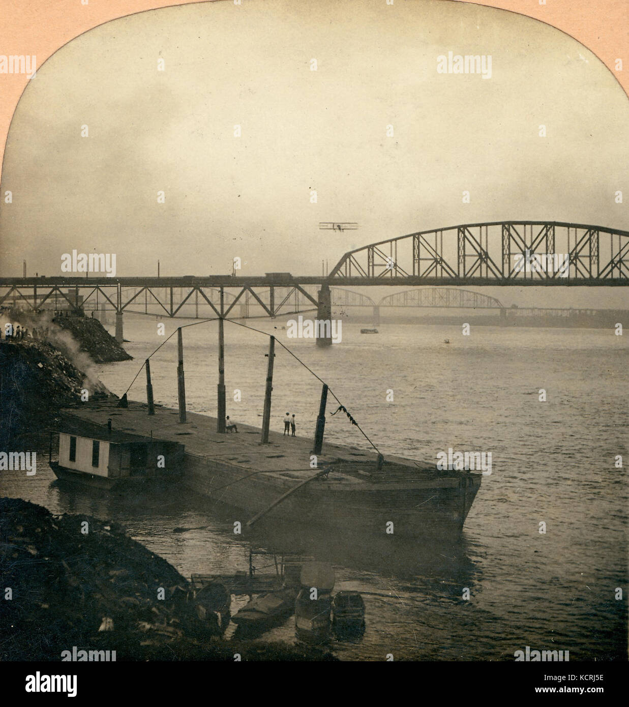 Captain Thomas Scott Baldwin flying over the McKinley Bridge, 10 ...
