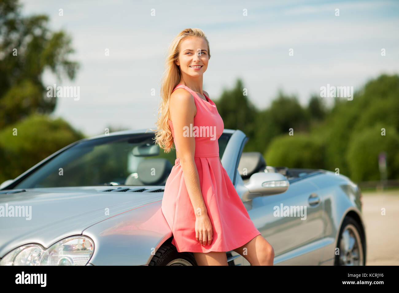 Beautiful woman posing car hi-res stock photography and images - Alamy