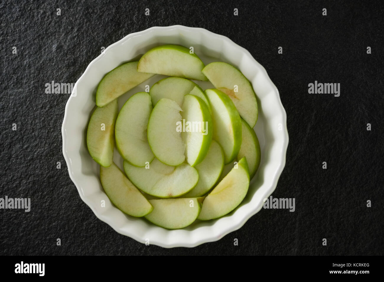 Overhead of green apple slice on bowl Stock Photo - Alamy