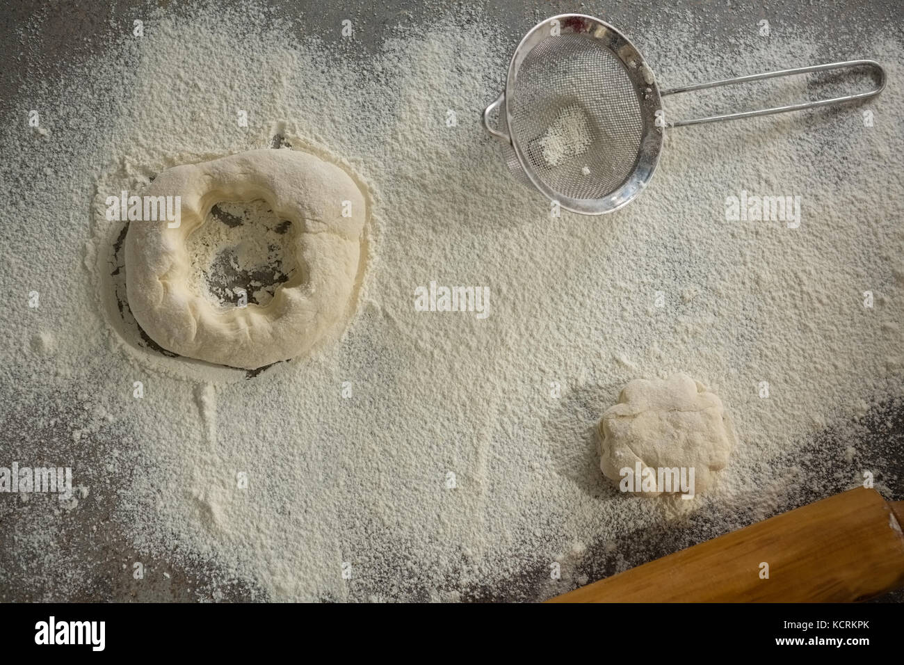 Flour stainer table hi-res stock photography and images - Alamy