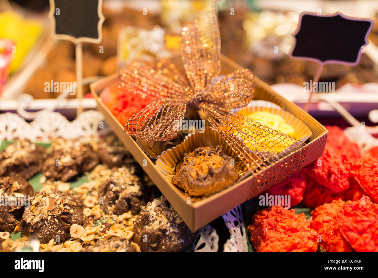 craft sweets and cookies at christmas market stall Stock Photo - Alamy