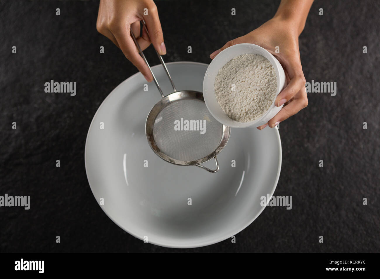 Sieving hi-res stock photography and images - Alamy