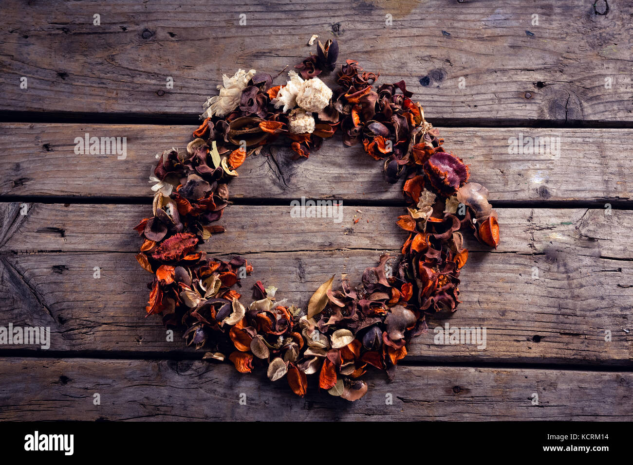 Circle of dried flowers hi-res stock photography and images - Alamy