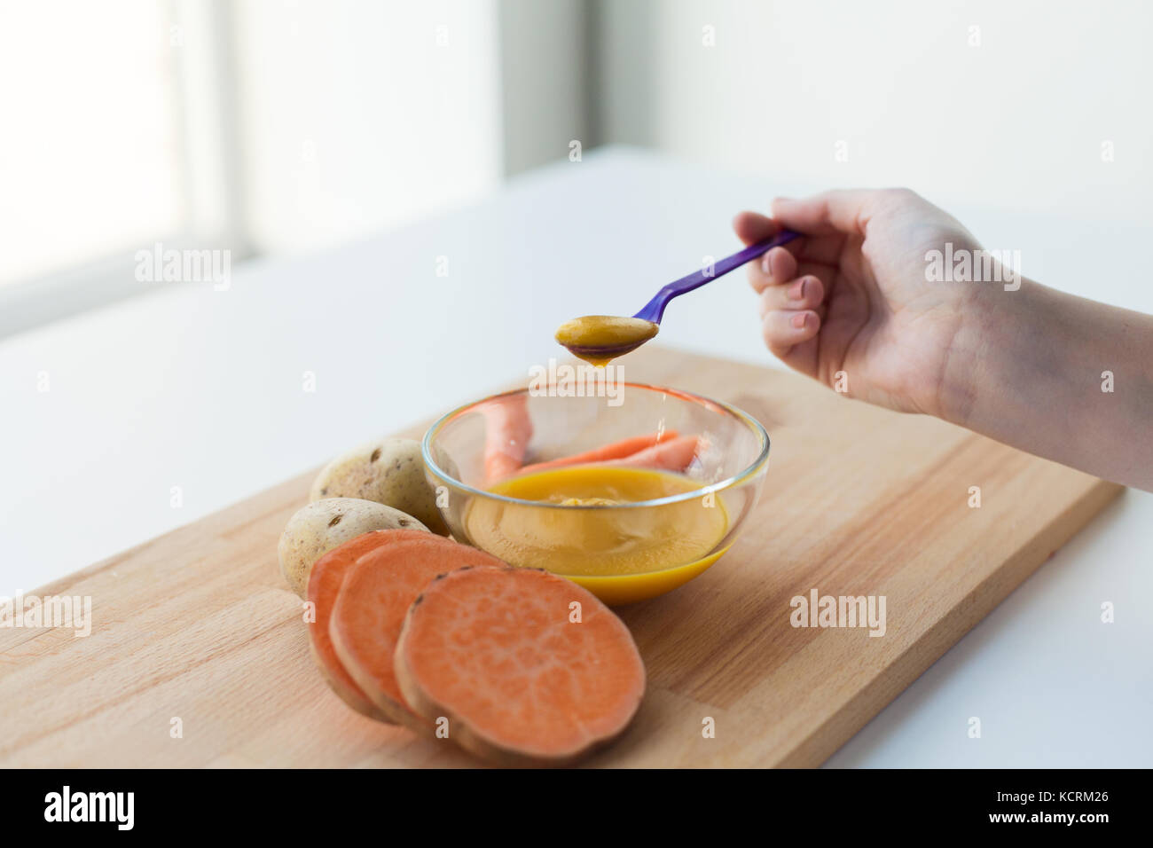 Food spoon hand hi-res stock photography and images - Alamy