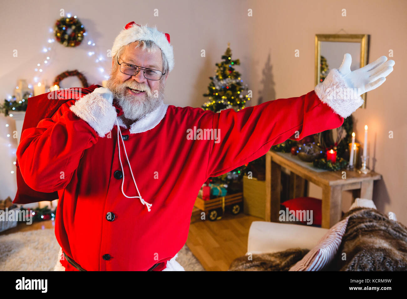 Welcoming gesture hi-res stock photography and images - Alamy