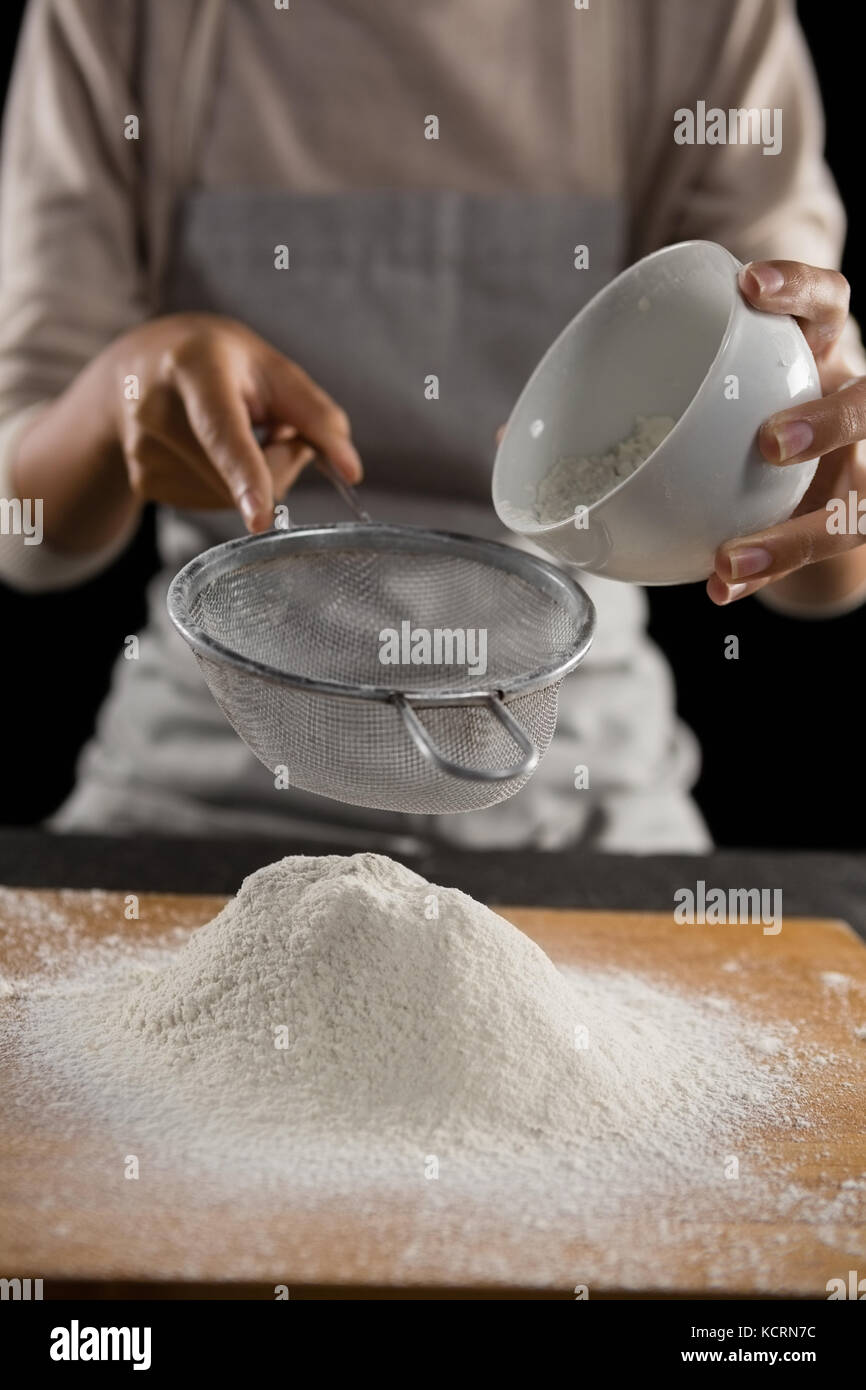 Sieving flour hi-res stock photography and images - Alamy