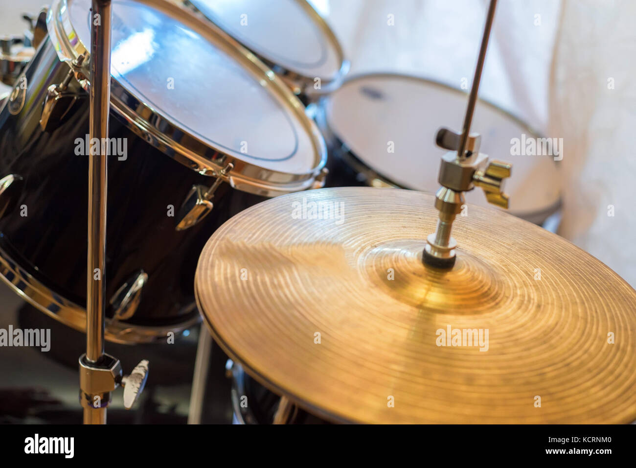 Close up cymbal with drums in background Stock Photo - Alamy