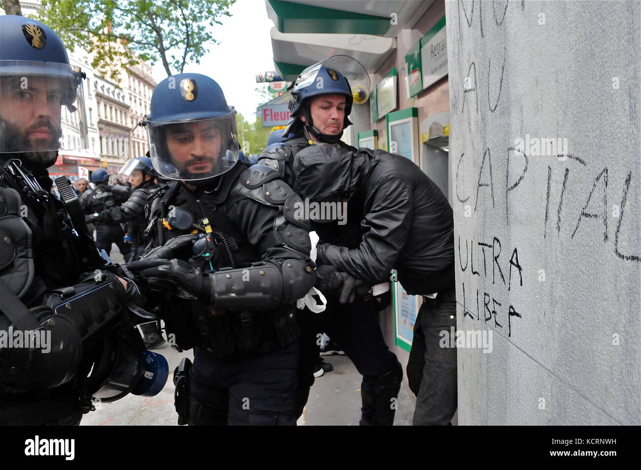 Violents riots ocurs between protesters and police forces apart of anti ...
