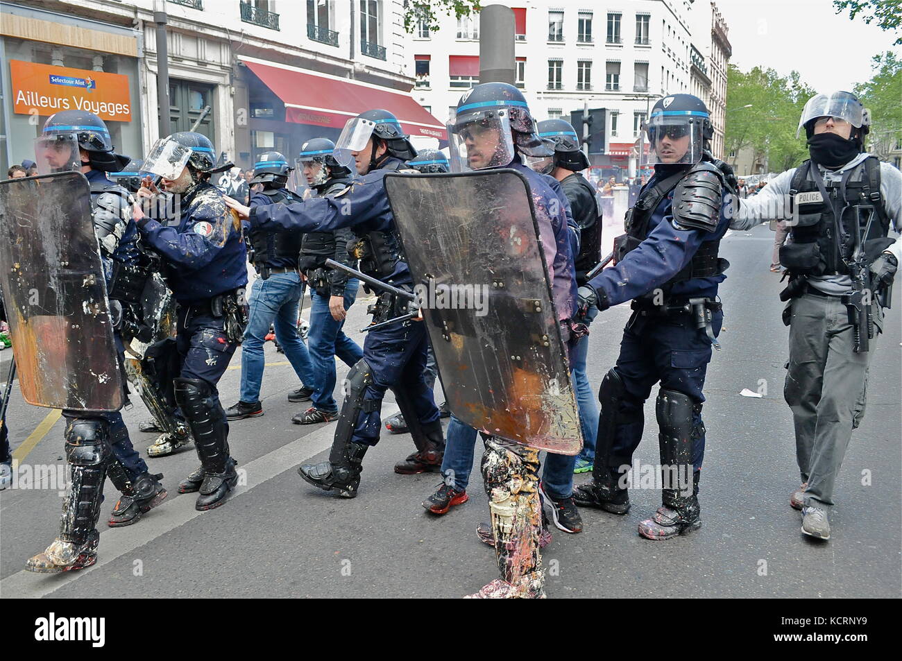 Violents riots ocurs between protesters and police forces apart of anti ...