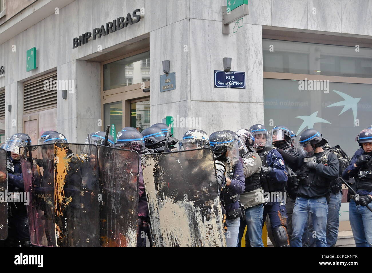Violents riots ocurs between protesters and police forces apart of anti ...